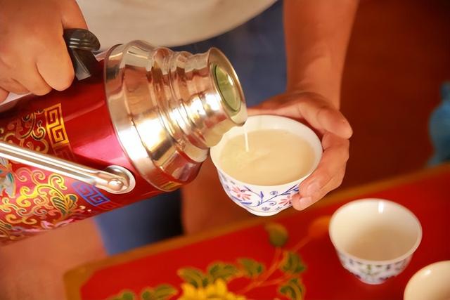 Lhasa special sweet tea costs 1 yuan per cup, and someone will pour the ...