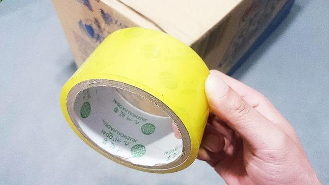 Once you know this trick, you can easily cut off the tape with one hand ...