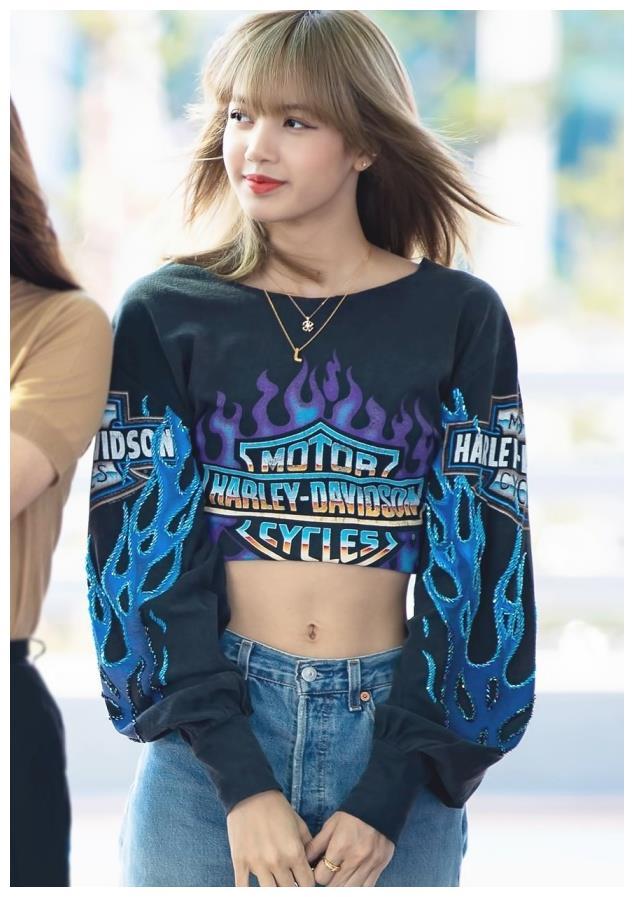 Showing the circumference of the legs is nothing, Lisa directly shows ...