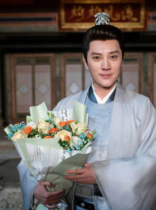 In "The Romance", Feng Shaofeng plays the role of a peerless prince at ...