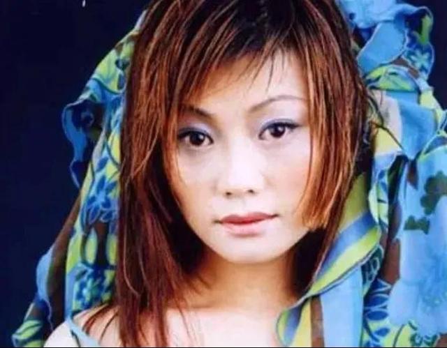Female singer He Jing married a "pseudo-rich man" and gave birth to a ...