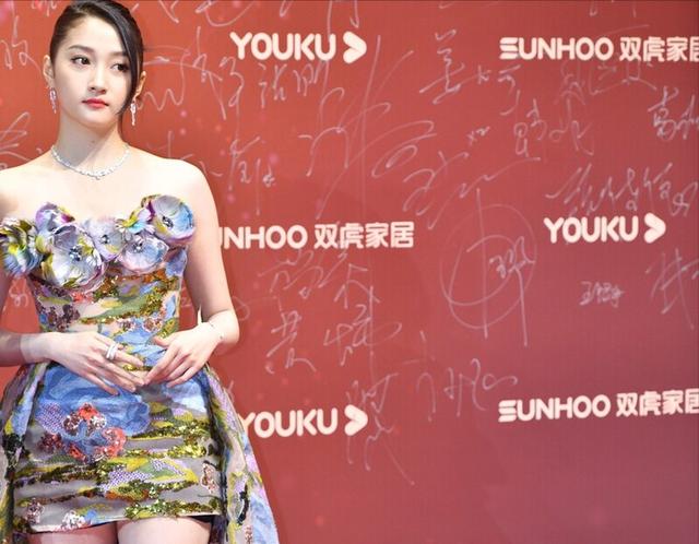 Feitian Awards Red Carpet Raw Picture!Guan Xiaotong is tall and ...