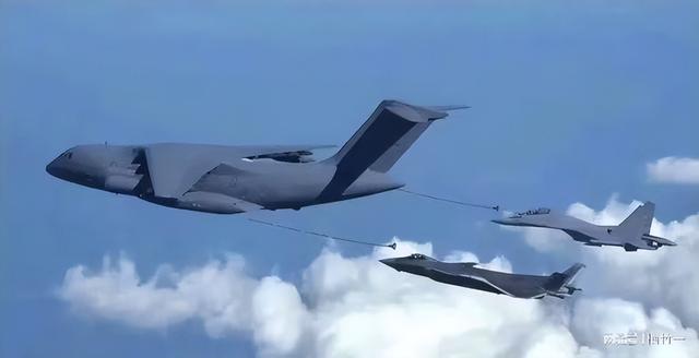 The picture of the J-20 fighter jet being oiled in the air is exposed ...