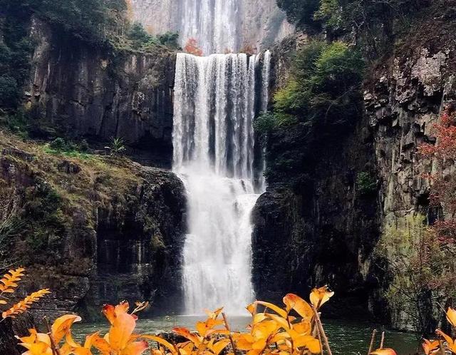 Hundreds of RVs are 100 feet long, and the beautiful waterfall is drunk ...