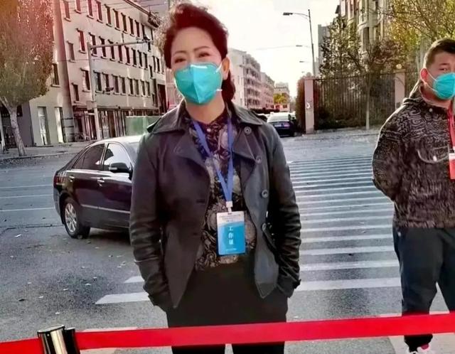 Without the fetters of ear studs and scarves, the new clothes are full ...