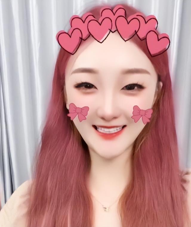 Chen Yanan is addicted to his beauty, with red hair and a pointed chin ...