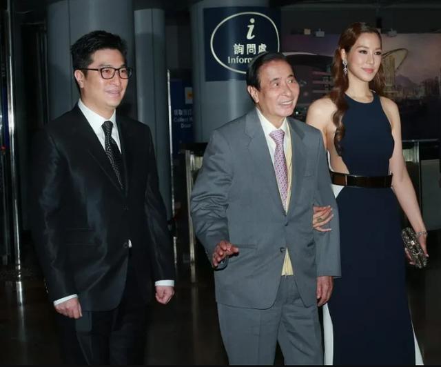 Xu Ziqi is currently active with her husband's family. She is not shy ...