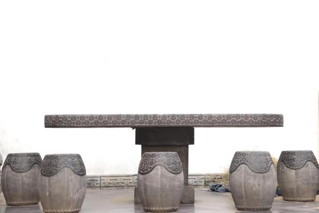 The 1.8-meter large stone table is full of copper coins.Seven-piece set of six show piers - iNEWS