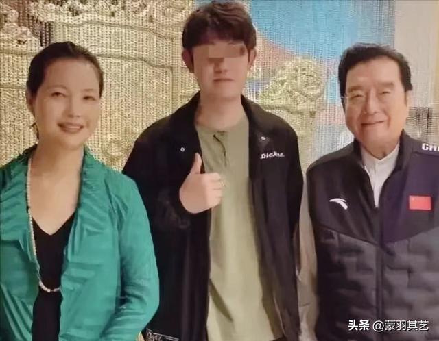 Family portrait exposure: Li Tian gave a thumbs up, and his parents ...