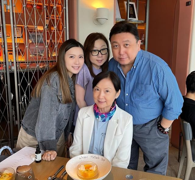 Wang Jing's Mother's Day Family Portrait Exposure! The two daughters are still unmarried, the ...