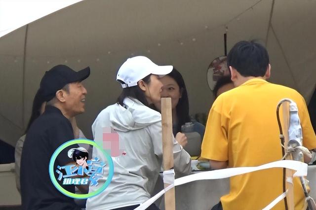 72-year-old Zhang Yimou eats on the set!Chatting and laughing with the ...