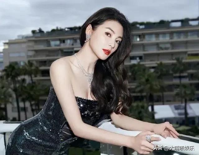 Zhang Yuqi's Cannes event style released a tube top and high slit ...