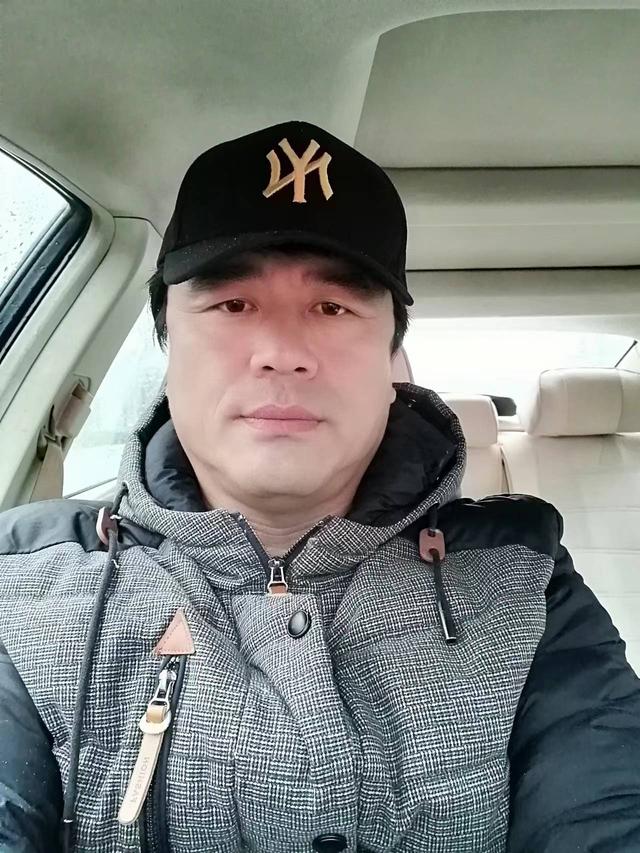 Li Junjie, a famous Chinese painter and calligrapher, expresses ...