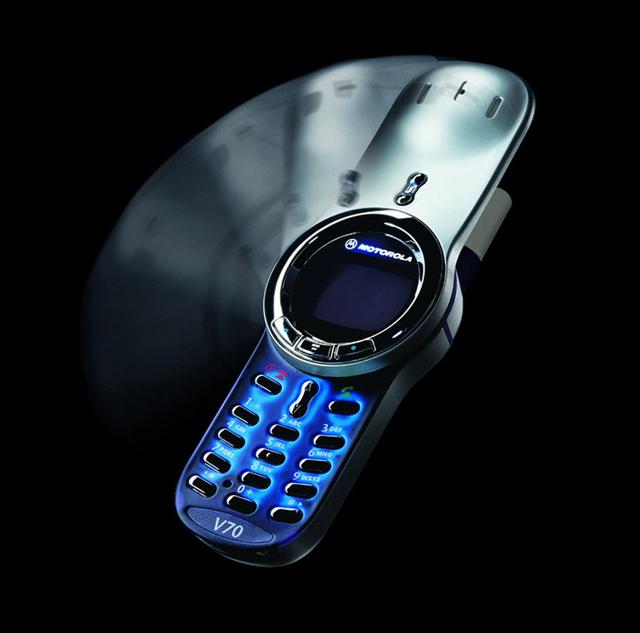 Spinning Light: The Design Legend of Motorola V70 - iNEWS