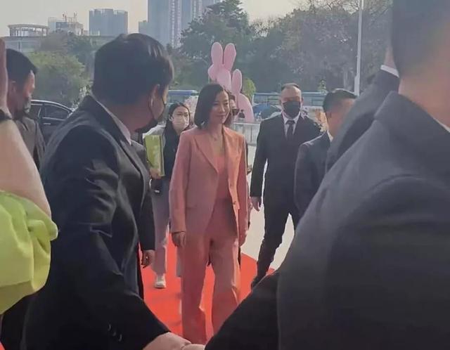 Charmaine Sheh's recent situation is exposed! Dressed in a pink suit ...