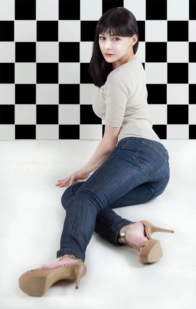 Korean actress Lee Da-yeon wears jeans - iNEWS