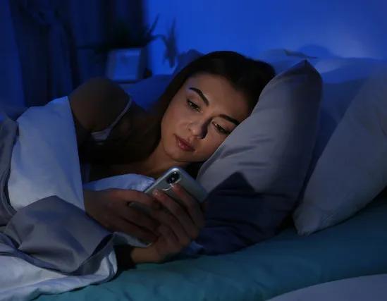 Playing with mobile phones before bed can affect sleep, and these parts ...