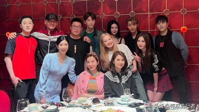 After the divorce turmoil, he finally showed his face. Hong Xin took his eldest son out for a ...