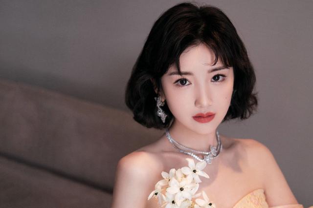 Sexy photo of Mao Xiaotong's chest-length dress - iNEWS