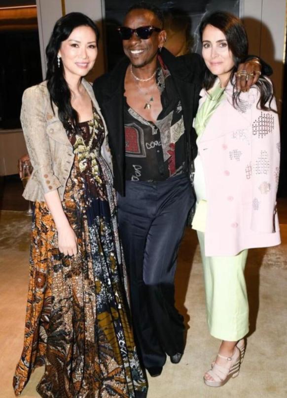 Wendi Deng gives the Chinese a long face too!Wearing a printed skirt ...