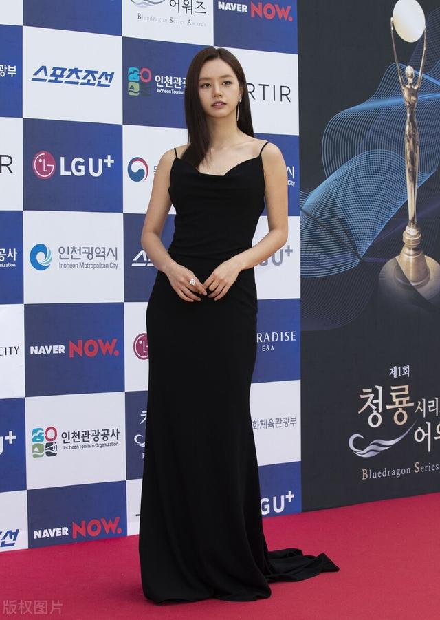 Li Huili's black swing-collar suspender skirt is simple and advanced ...