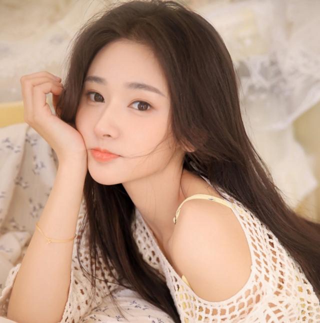 Sexy young model Xiaohua, some people say she looks like actress Jing ...