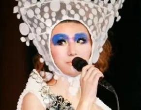 Female celebrity rollover styling award: inappropriate hairstyle, it ...