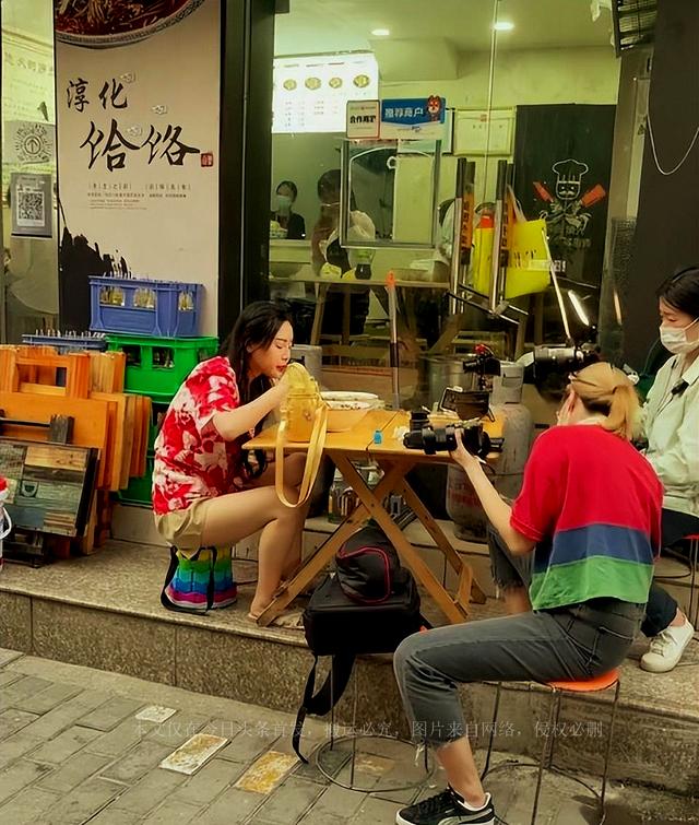 Proving that a big eater happened to be a passerby, Xiaobei took a ...