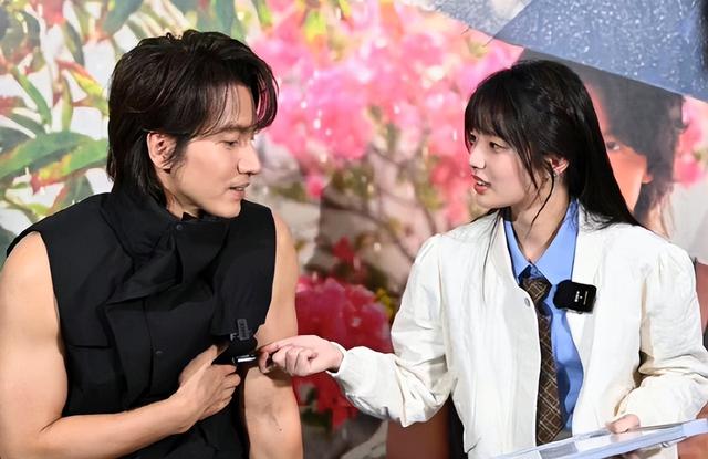 46-year-old Jerry Yan wore a sleeveless dress to sweep the building ...