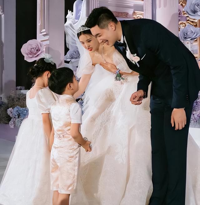 Warm!Zhang Changning played with his nephew on the wedding bed. The 5 ...