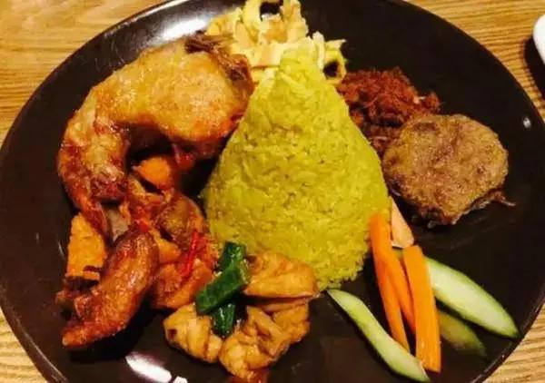 Thai authentic street food, turmeric chicken rice with special taste ...