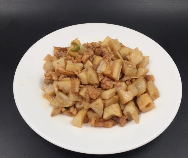 Stir-fried lotus root with minced meat: the light and fresh taste is ...