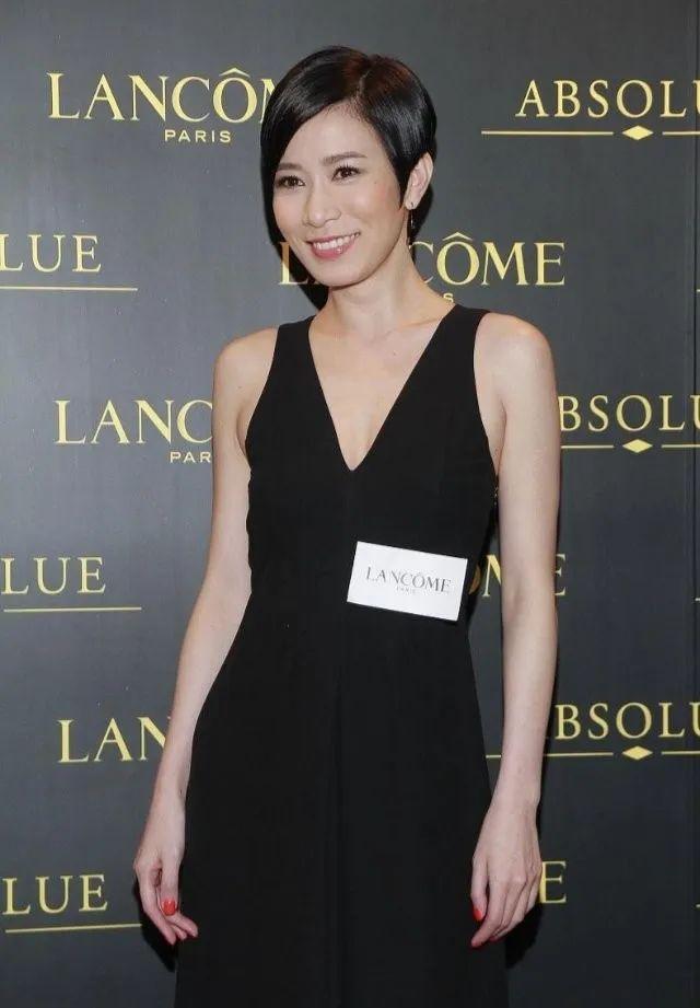 She hooked up with 4 men at a reception, declaring that she had 10 exes ...