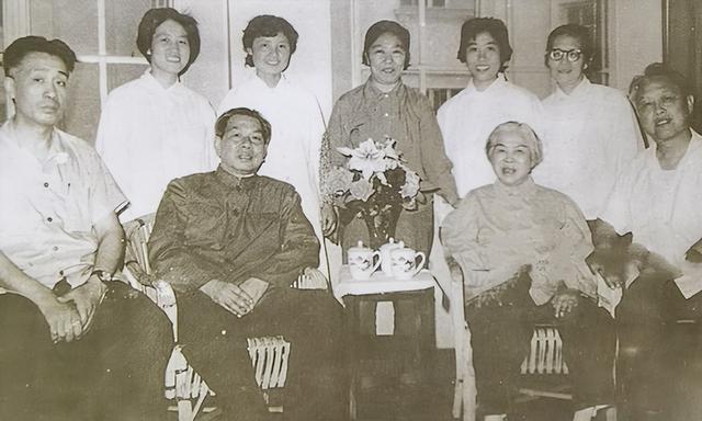 In 1959, He Zizhen and Shui Jing chatted about the past in Lushan, Kong ...