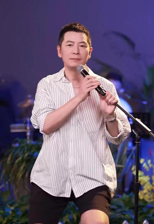 The famous host Dai Jun appeared on camera to insult, drank and stripped in public, showed his ...