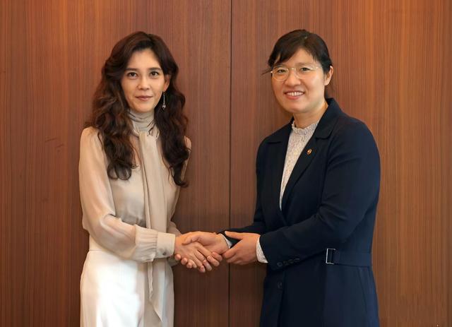 The eldest princess of Samsung attended the event. Her figure was ...