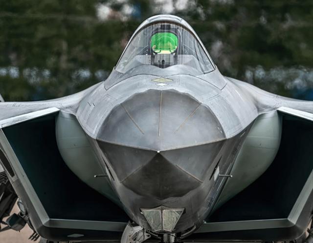 "Golden Helmet" J-20!The ace pilots are matched with the ace fighters ...