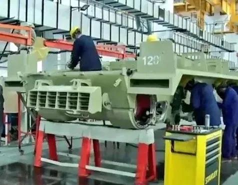Pakistan showcases VT4 tank assembly line, traps white elephants ...