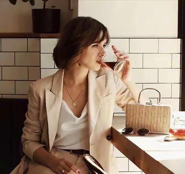 A woman who knows how to dress does not have to be close to a famous ...