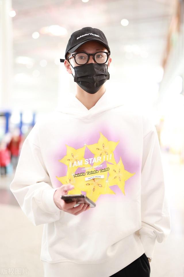 Li Yunrui appeared at the airport - iNEWS