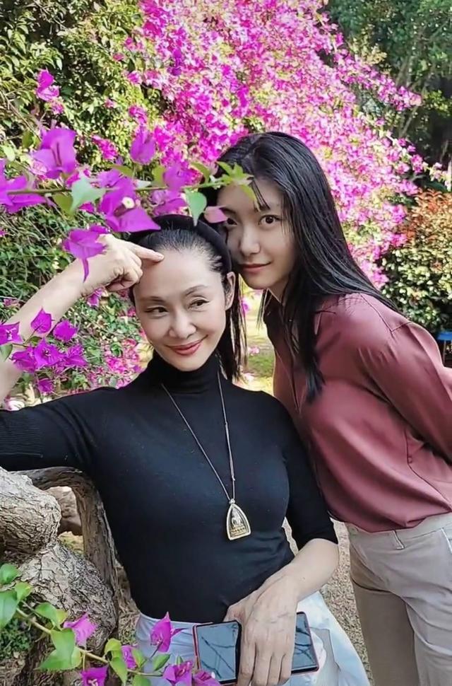 Singer Yu Wenhua's Wisdom Life and the Three Men Behind Her - iNEWS