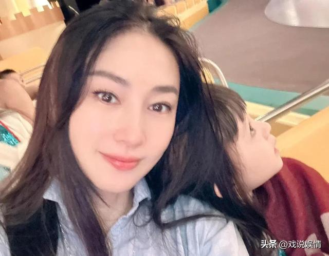 Jia Xiaochen plays with her daughter Disney, and at the age of 4 ...