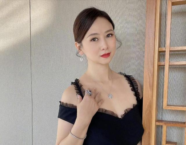 "Weng Hong" is really more temperament as he gets older, wearing a ...