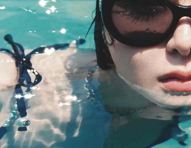 CHANEL swimming pool blockbuster, how to hide the logo to enhance the ...