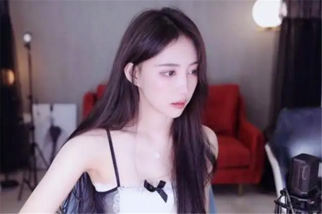 Wang Yumeng leads the Spring Festival "father and son" game and dances with Huang Xudong?PDD ...