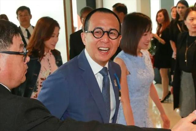 In a suit, Li Zekai's "underpants" are all gone. Netizens: Wang Sicong is just an onion - iNEWS