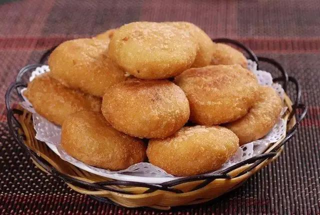 An entrepreneurial project of making Shaanxi oil cakes on the street ...
