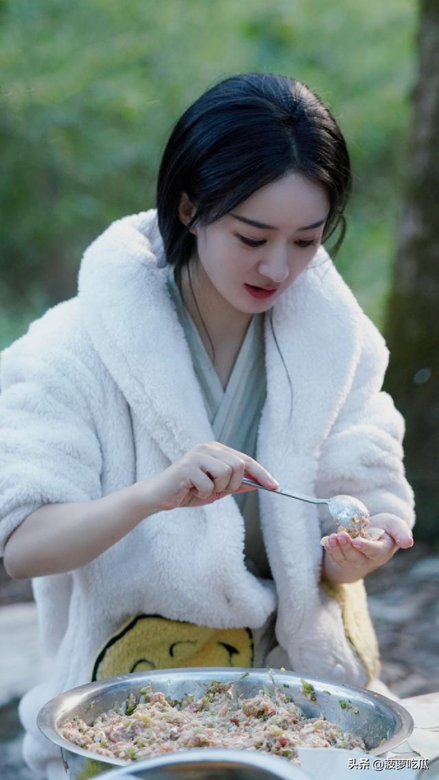 Handy and beautiful!Zhao Liying makes dumplings on the set, looks ...