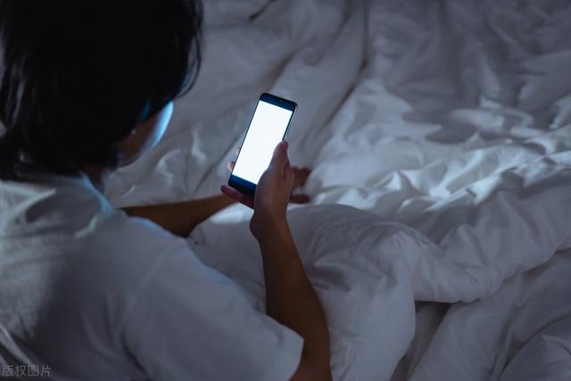 Why does looking at the phone at night easily affect sleep? - iNEWS