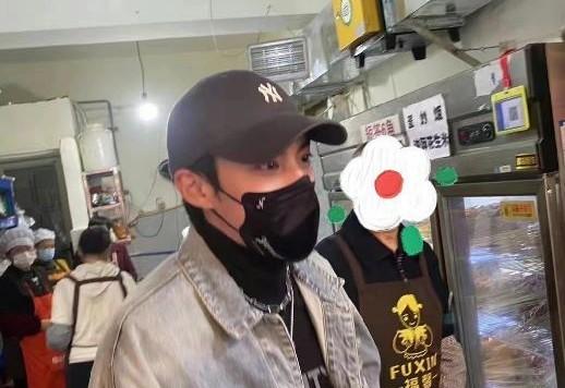 Wang Hedi appeared in his father's fried skewer shop. He was praised as ...